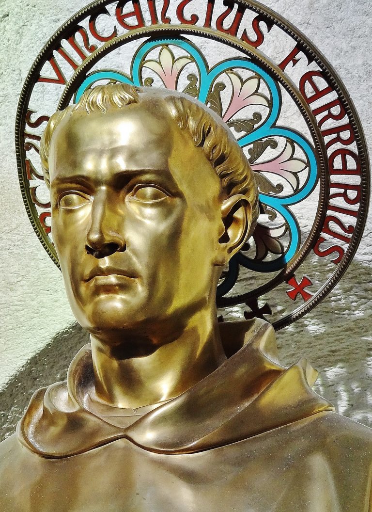 Saint Vincent Ferrier illumine la cathédrale de Vannes, le 6 mai à ...